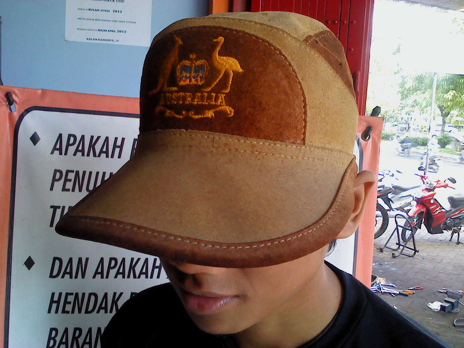 seken malang: "SOLD" Seken : topi kulit Australia Rp.250 ribu