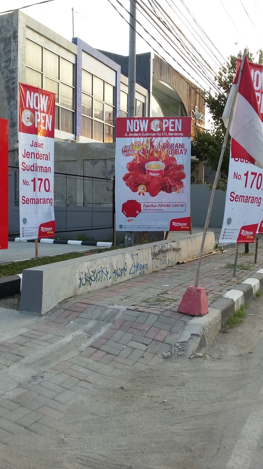 Vertical Banner Opening Richeese Factory Outlet Sudirman Semarang