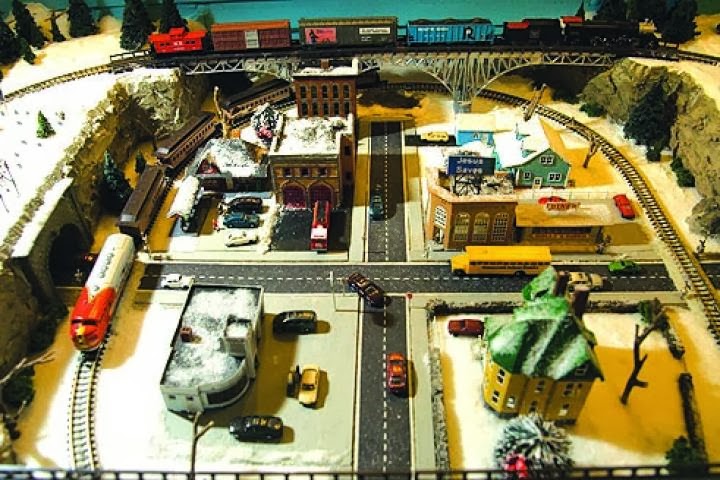 French Model Railway: Briefcase layouts