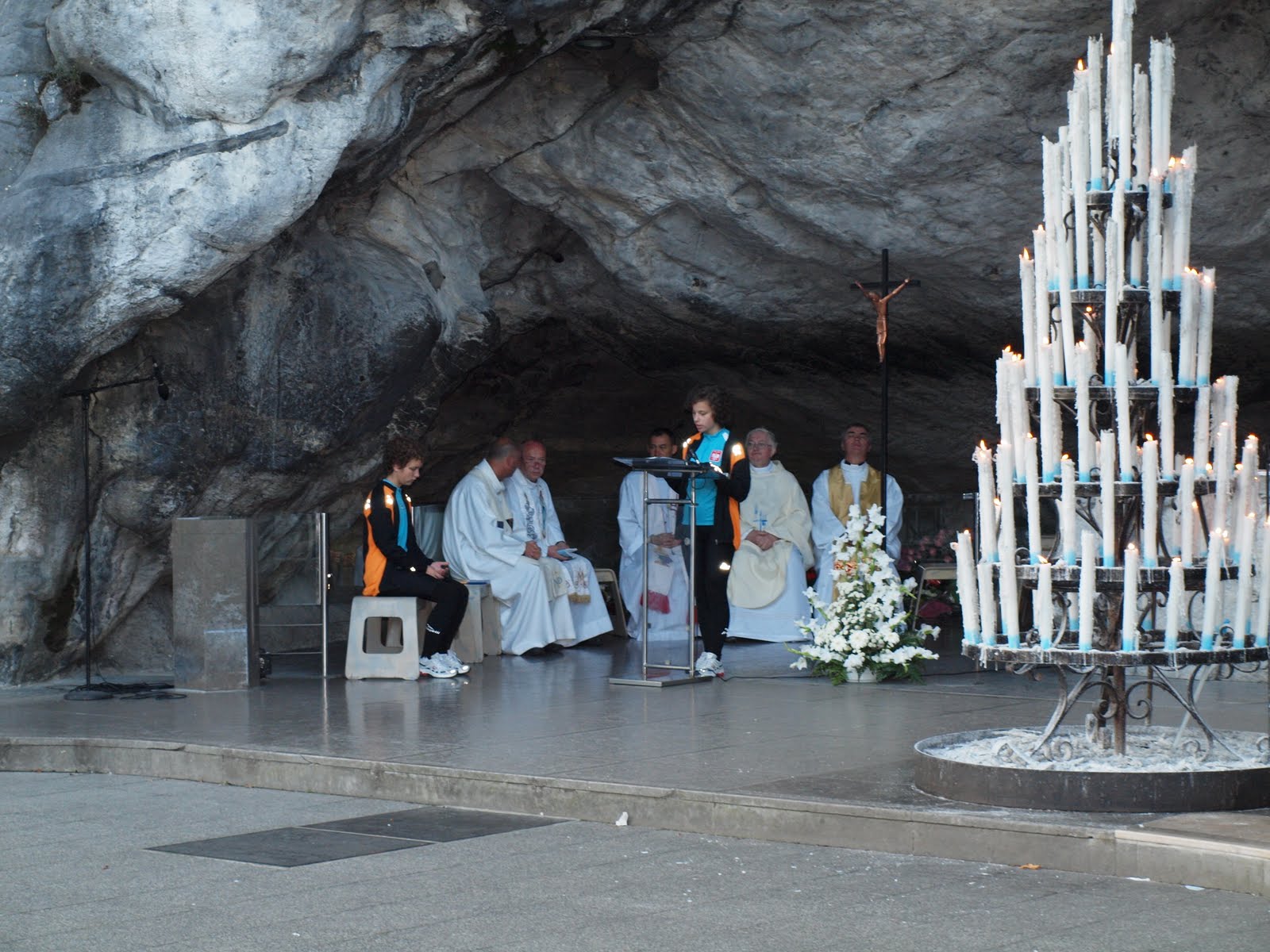 Camino Kentaki: Msza Święta w Grocie Objawień w Lourdes – na dobry ...