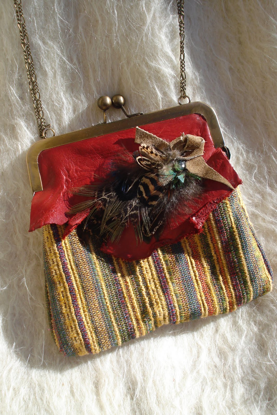 Flor Molinari: Carteras de tela con cierre pellizco y plumas