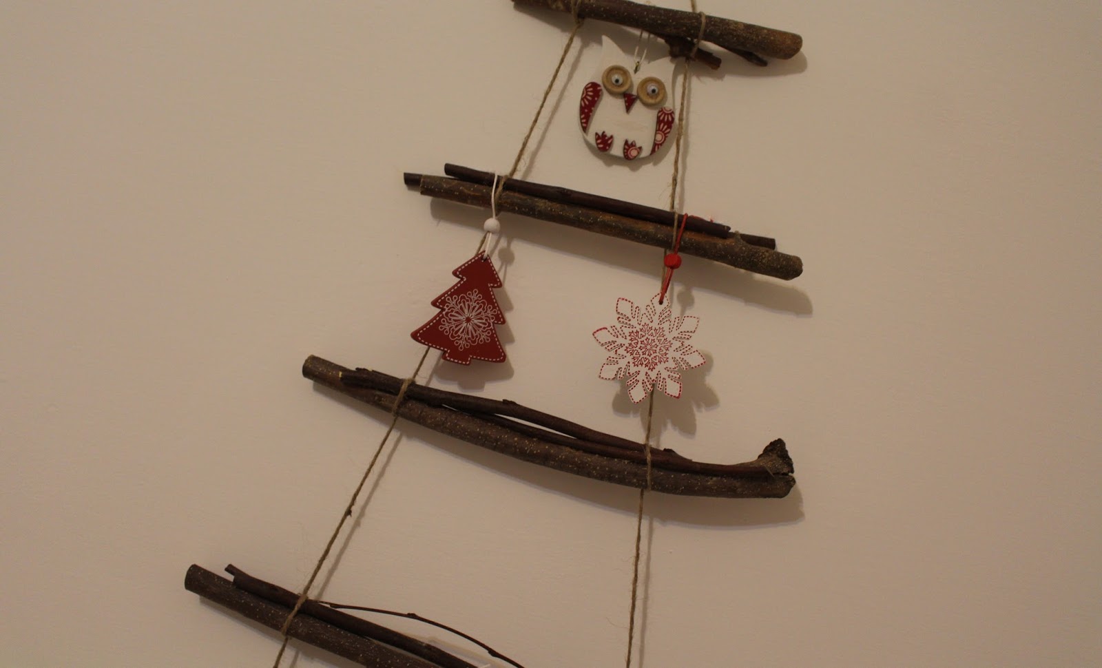 LA GRANJA DI ADRIANA: albero di natale con rami secchi da appendere