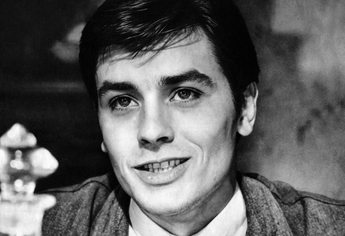 ALAIN DELON: SONRISAS Y RISAS SEDUCTORAS. SOURIRES SÉDUCTRICES.
