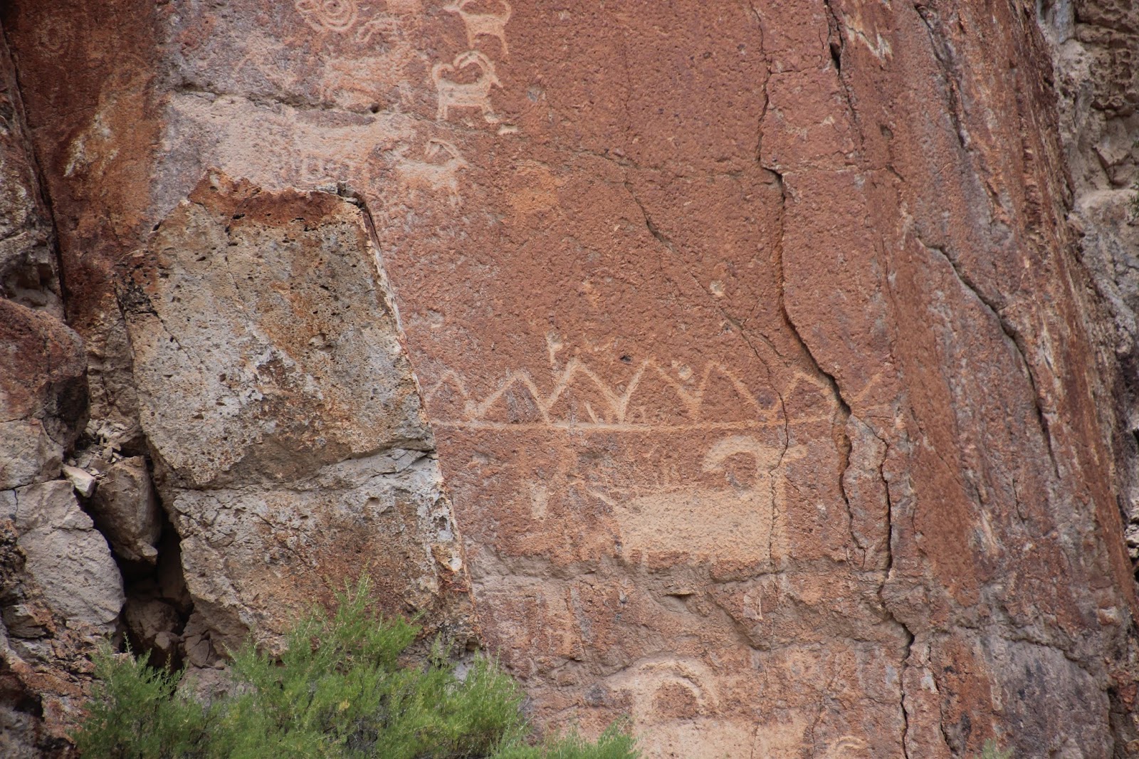 Utah Pictographs, Petroglyphs and Rock Art: Fremont Indian State Park