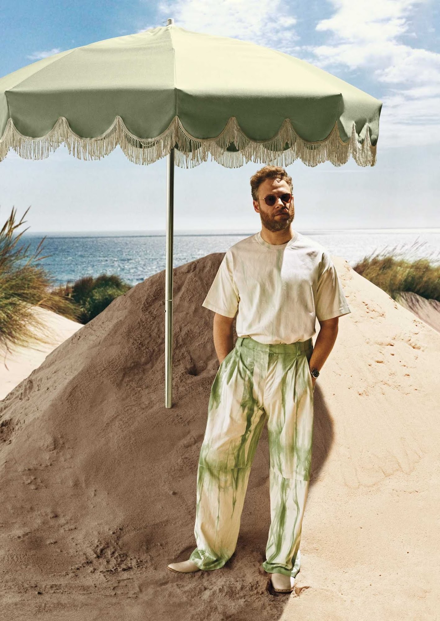 Seth Rogen viste para el calor de verano en la edición de junio de GQ US