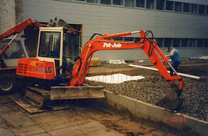 Maarakennus koneita.: Pel-Job mini kaivuri Osa-1