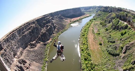 Campur Aduk: OLAHRAGA BANZAI SKYDIVING