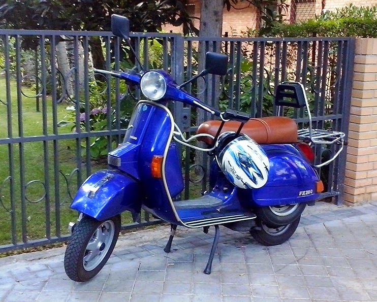 La cueva de Mayrena: La otra Vespa azul