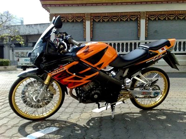 Review Motor Old Cbr150 Repsol Edition Semakin Ganteng Dan Gaya ...