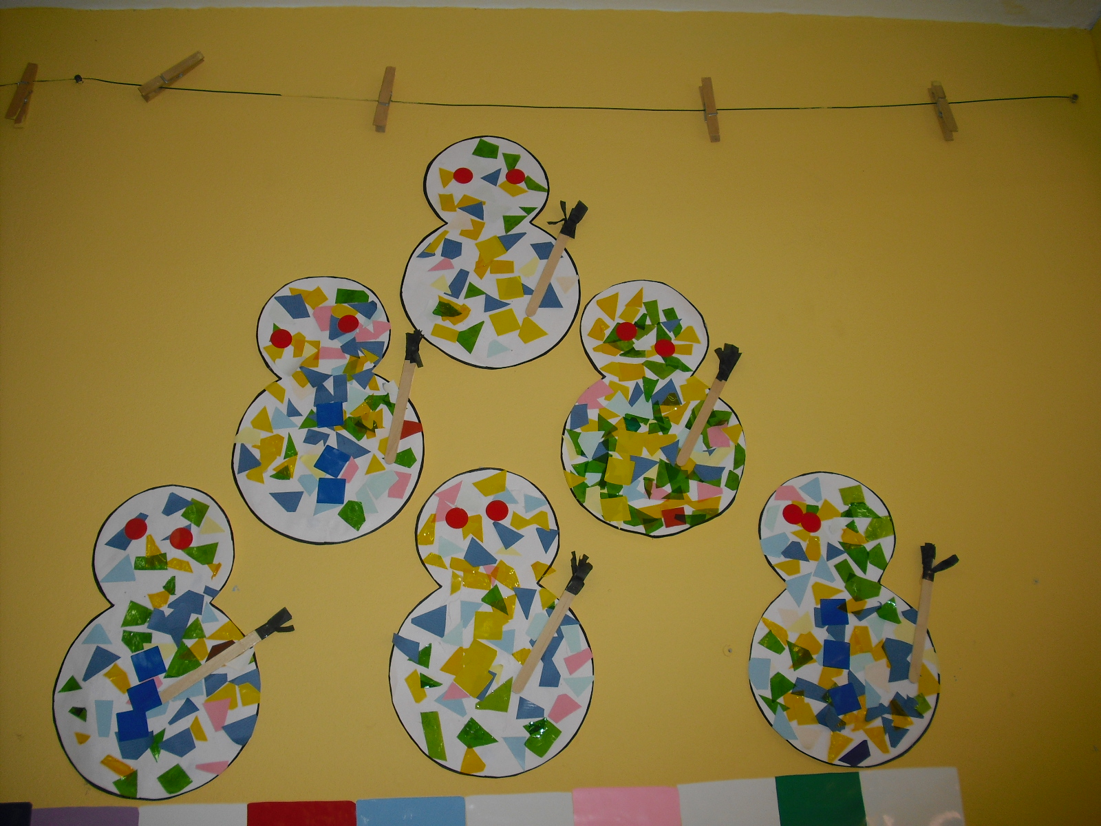 Cole de colores: Muñecos de nieve con papeles de colores