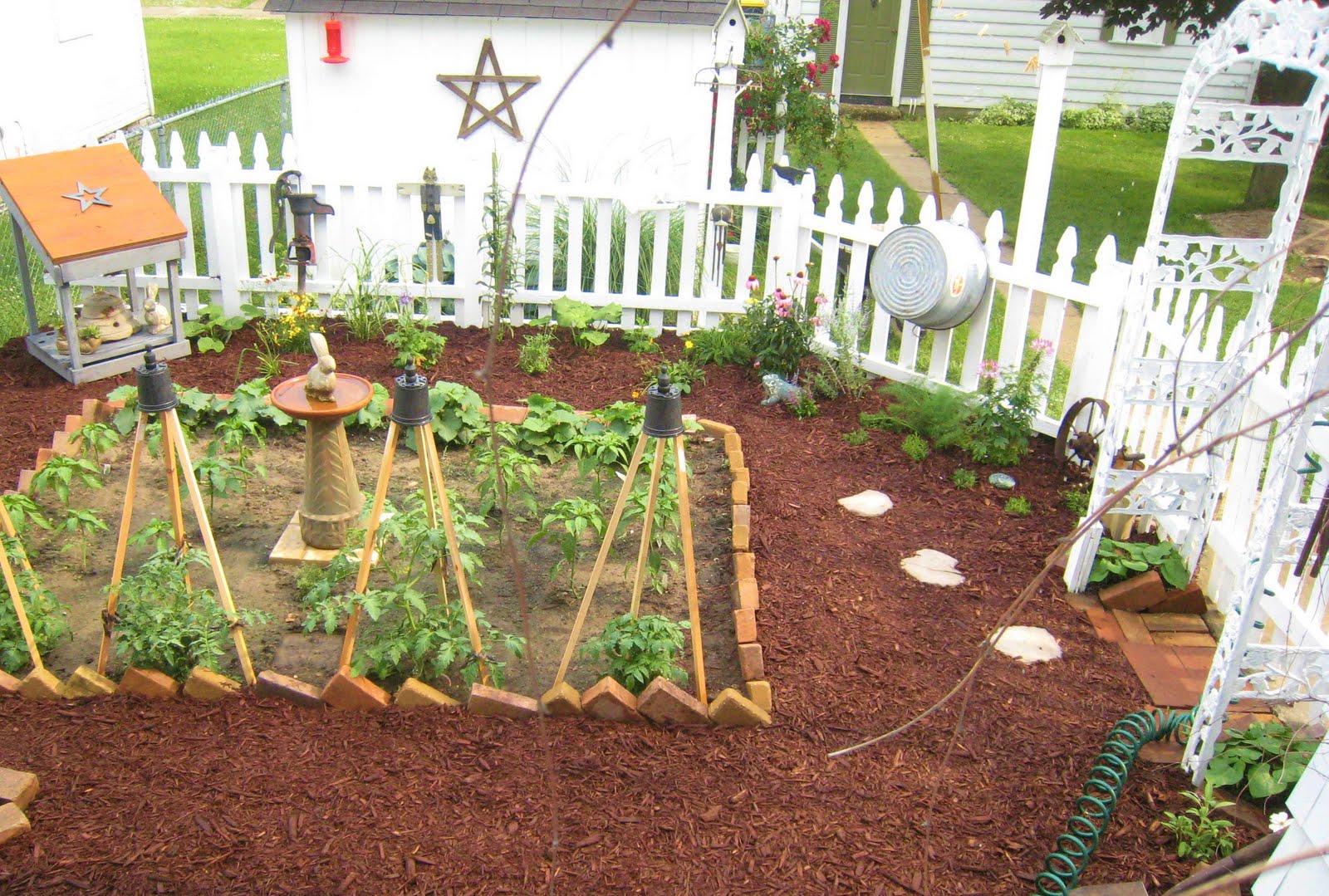 The Vintage Seamstress: City "Primitive" Garden