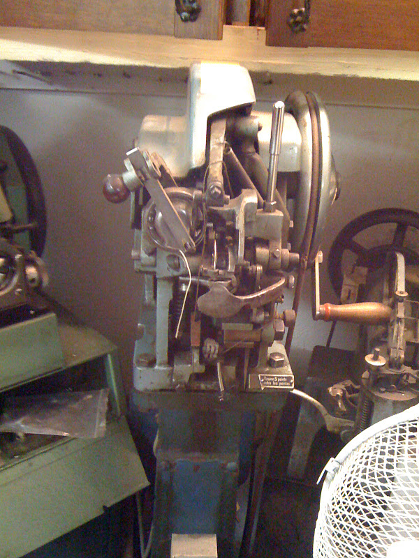 cordonnerie maroquinerie bagagerie sellerie: Les différentes machines à ...