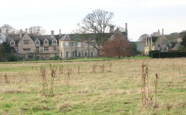 Brytyjska Rodzina Królewska: Królewskie Rezydencje i Posiadłości