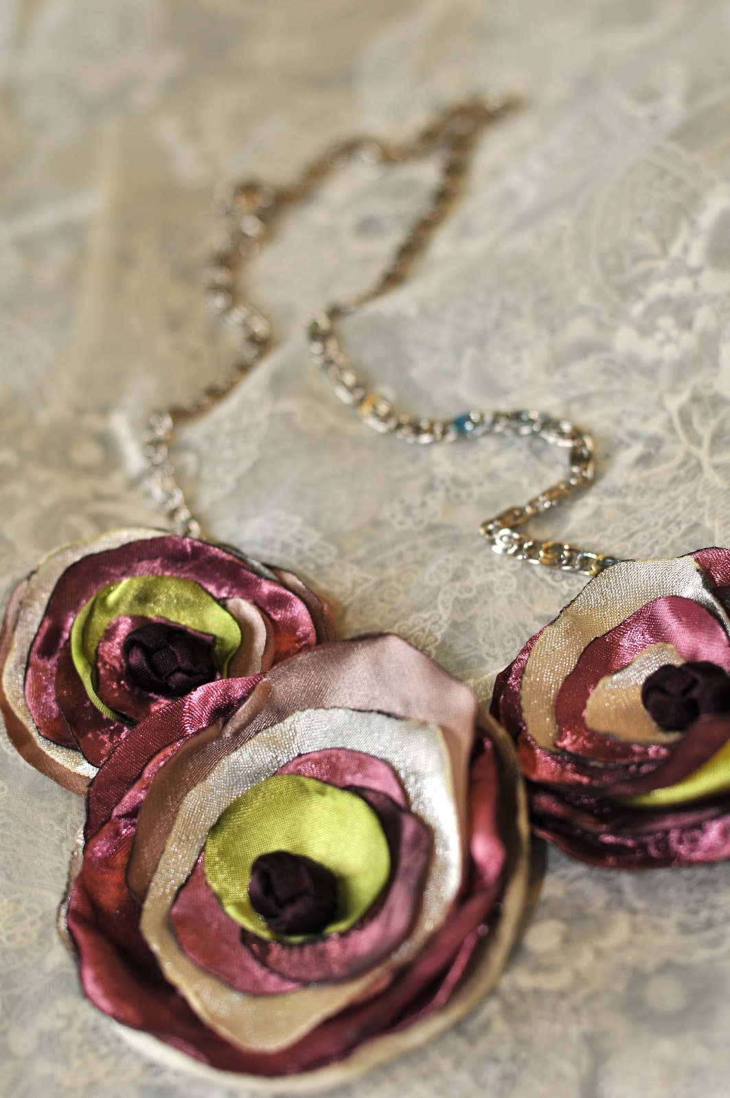 Bijuterii si accesorii handmade: Colier cu flori textile #7