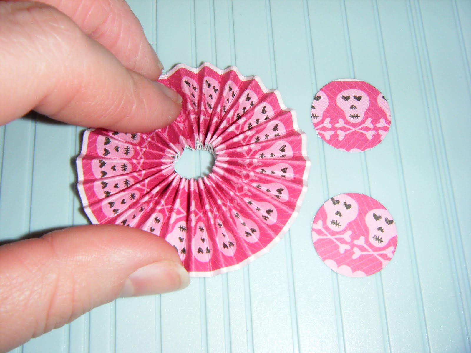 Leia Legweak's Handmade Crafts: Paper Rosette Tutorial