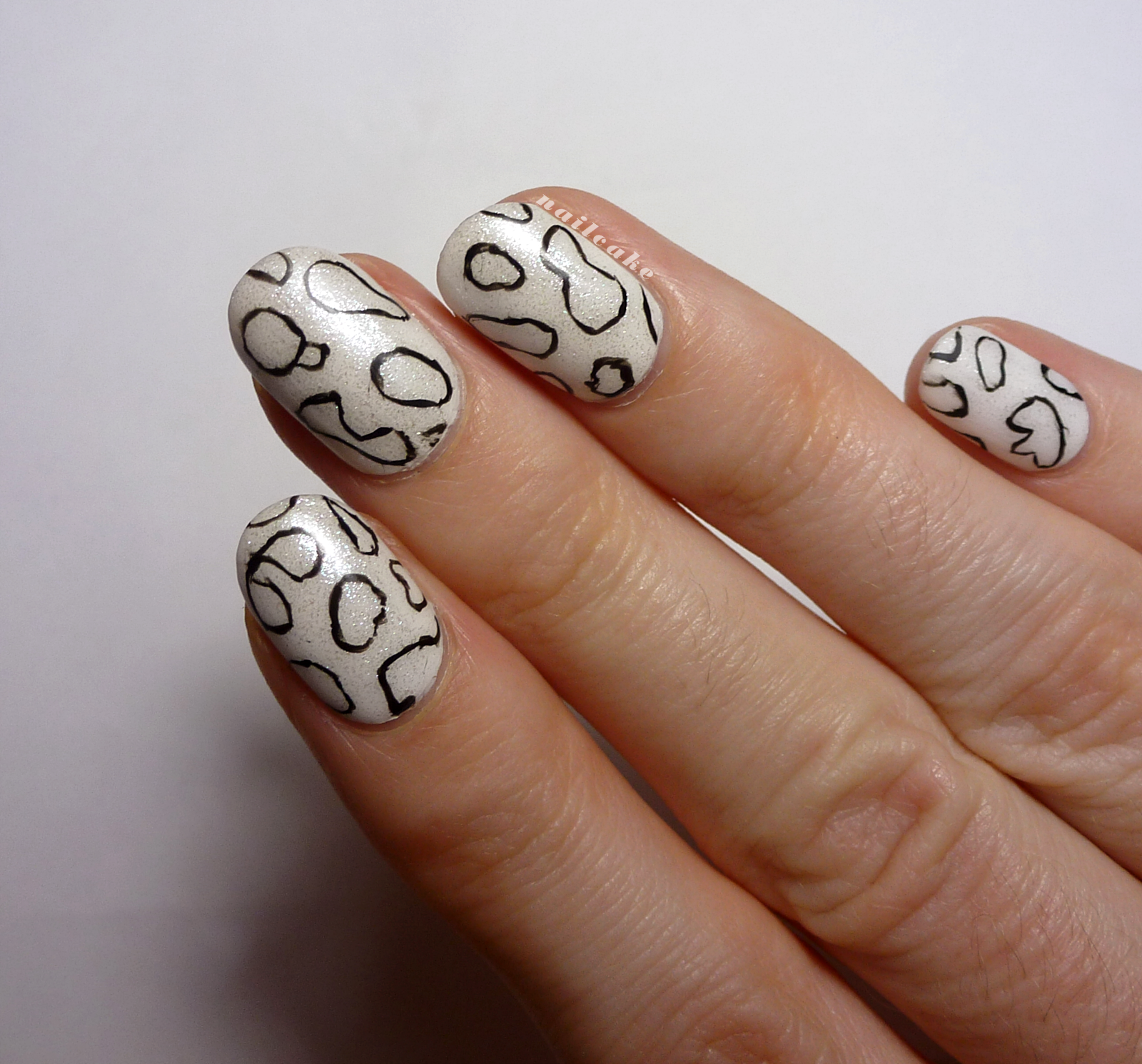 Nail Cake: Giant Leopard Moth Print | Nail Art