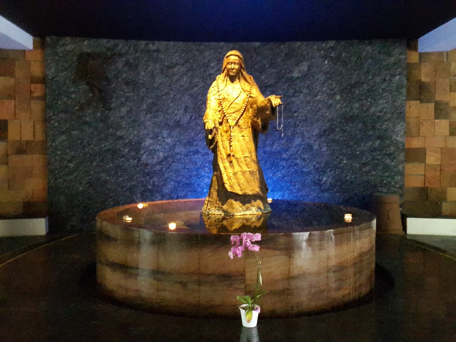 Gua Maria Gereja Katolik Kristus Raja, Pejompongan, Jakarta Pusat | Per ...