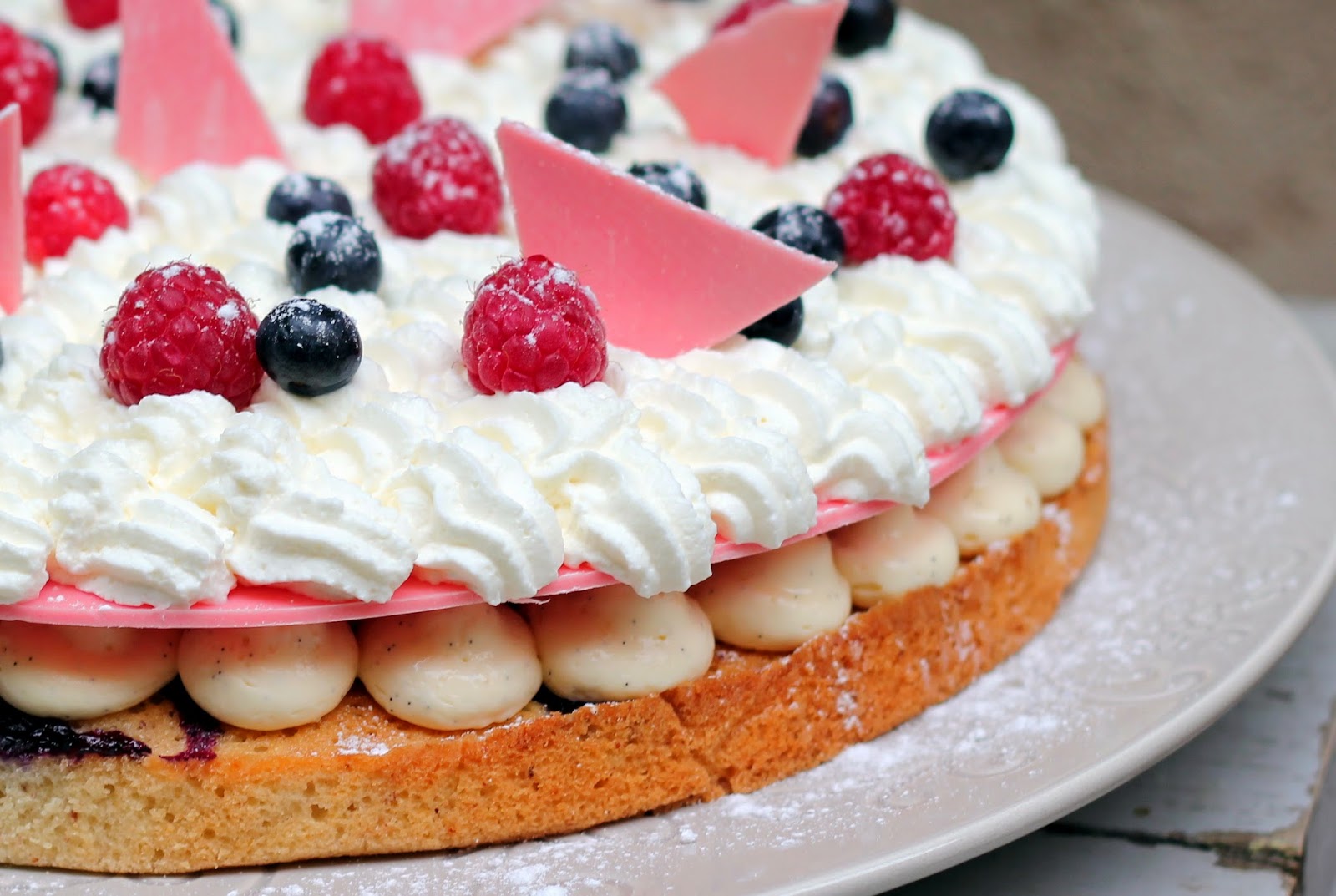 Entremet fruits rouges / vanille (financier aux myrtilles, crème ...