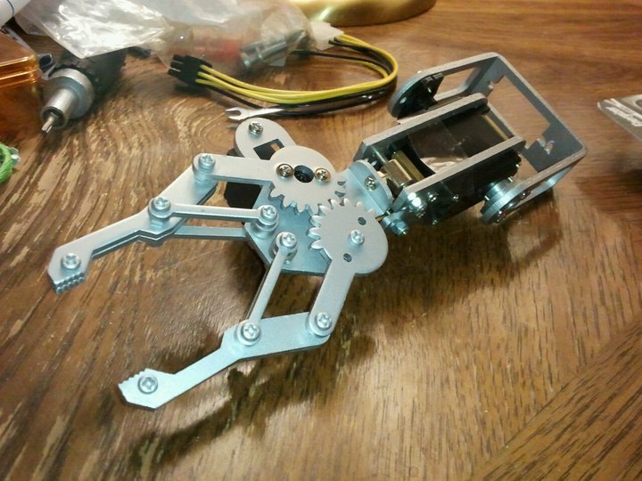 Paul's R2-D2 Project: Building a Gripper Claw Assembly for R2-D2