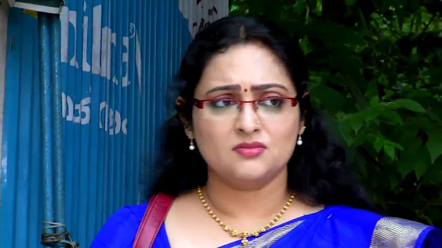 Mallu Tv Actress Reshmi Soman Hot and Sexy in Blue Saree Showing Big ...