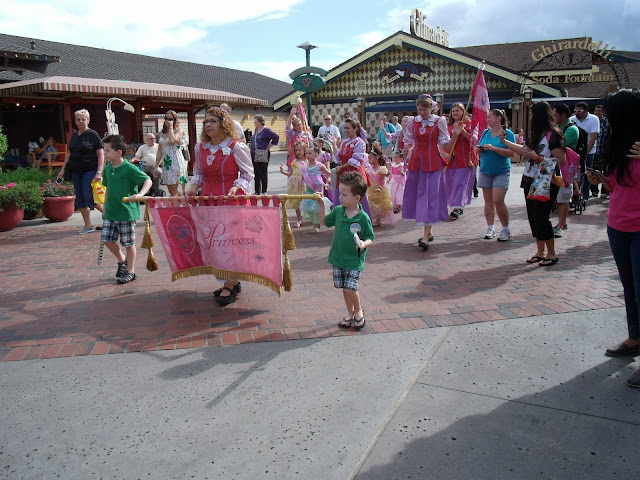 A Disney World Diva Blog About Disney: Disney Downtown Princess Parade
