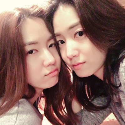 #1478 Twins Hyoyoung and Hwayoung take selfies together - kkuljaem