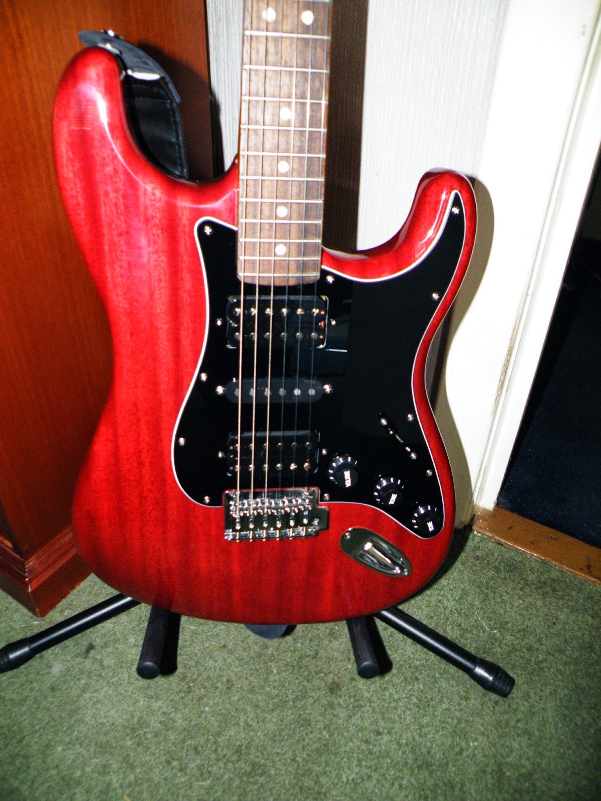 Guitarra: Fender Modern Player Strat HSH RW Crimson Red Transparent