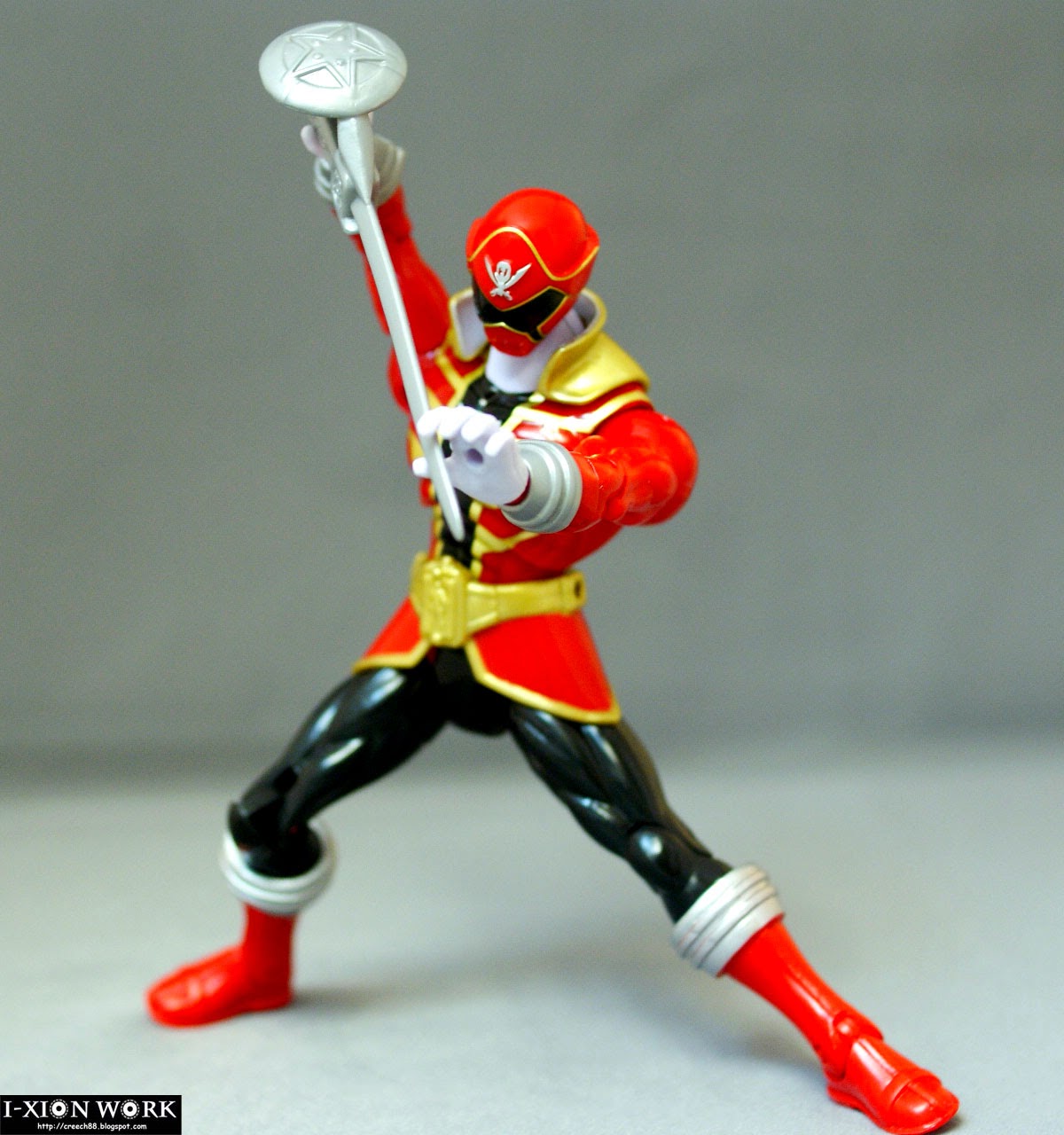 一眼看穿: Power Rangers Super Megaforce - Armored Super Mega Red