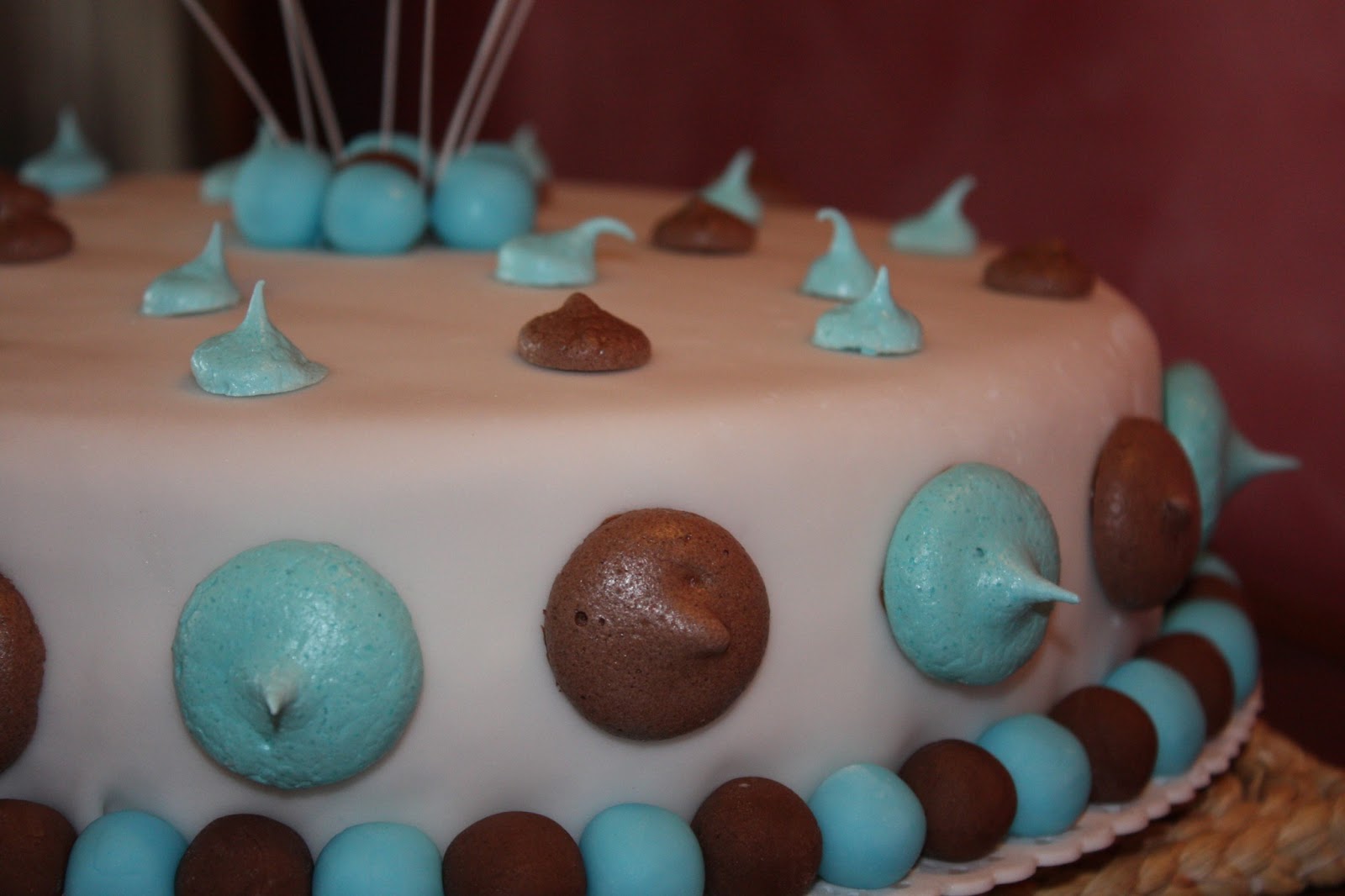 Claudia Cakes: Torta di compleanno con meringhe e una fontana di palline!