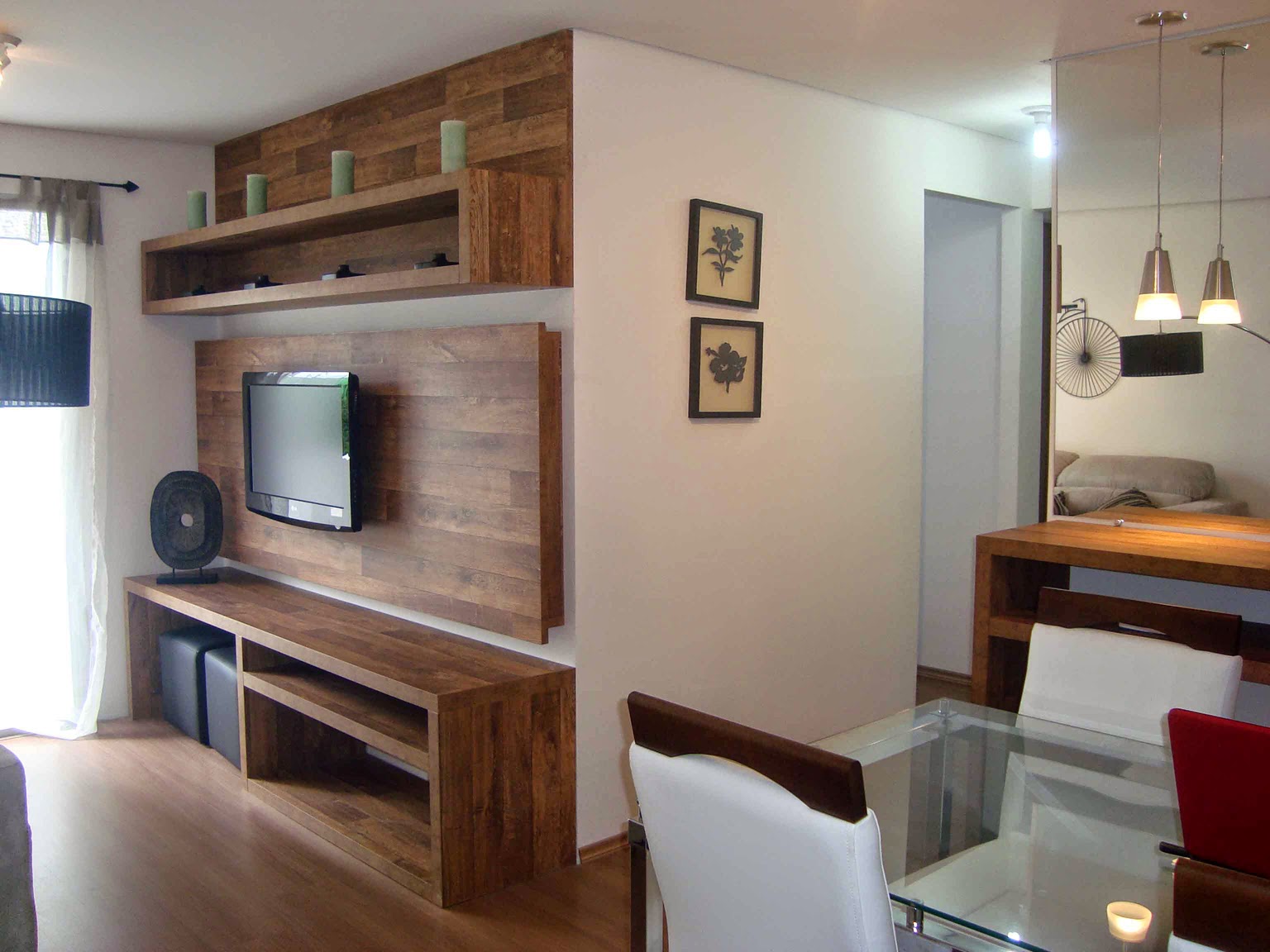 {Sala - Painel de TV, raque e estantes}