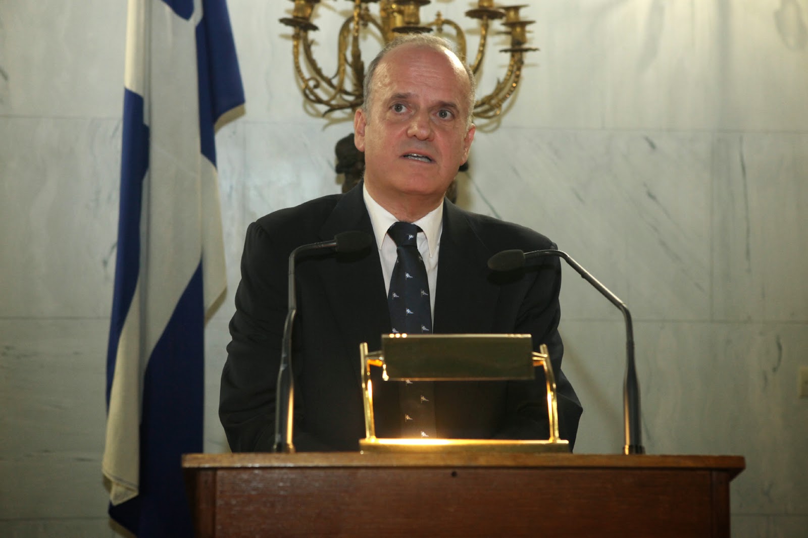 Ο ΣΥΓΓΡΑΦΕΑΣ ΚΩΝΣΤΑΝΤΙΝΟΣ ΛΟΥΛΗΣ: ΕΚΔΗΛΩΣΗ ΣΤΗΝ ΠΑΛΑΙΑ ΒΟΥΛΗ