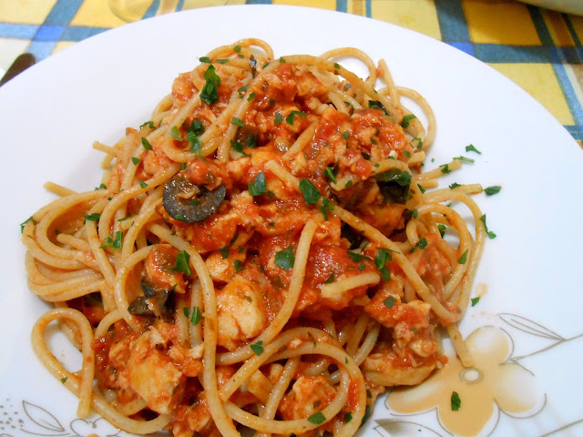 La vita light: PASTA AL SUGO DI MERLUZZO E OLIVE