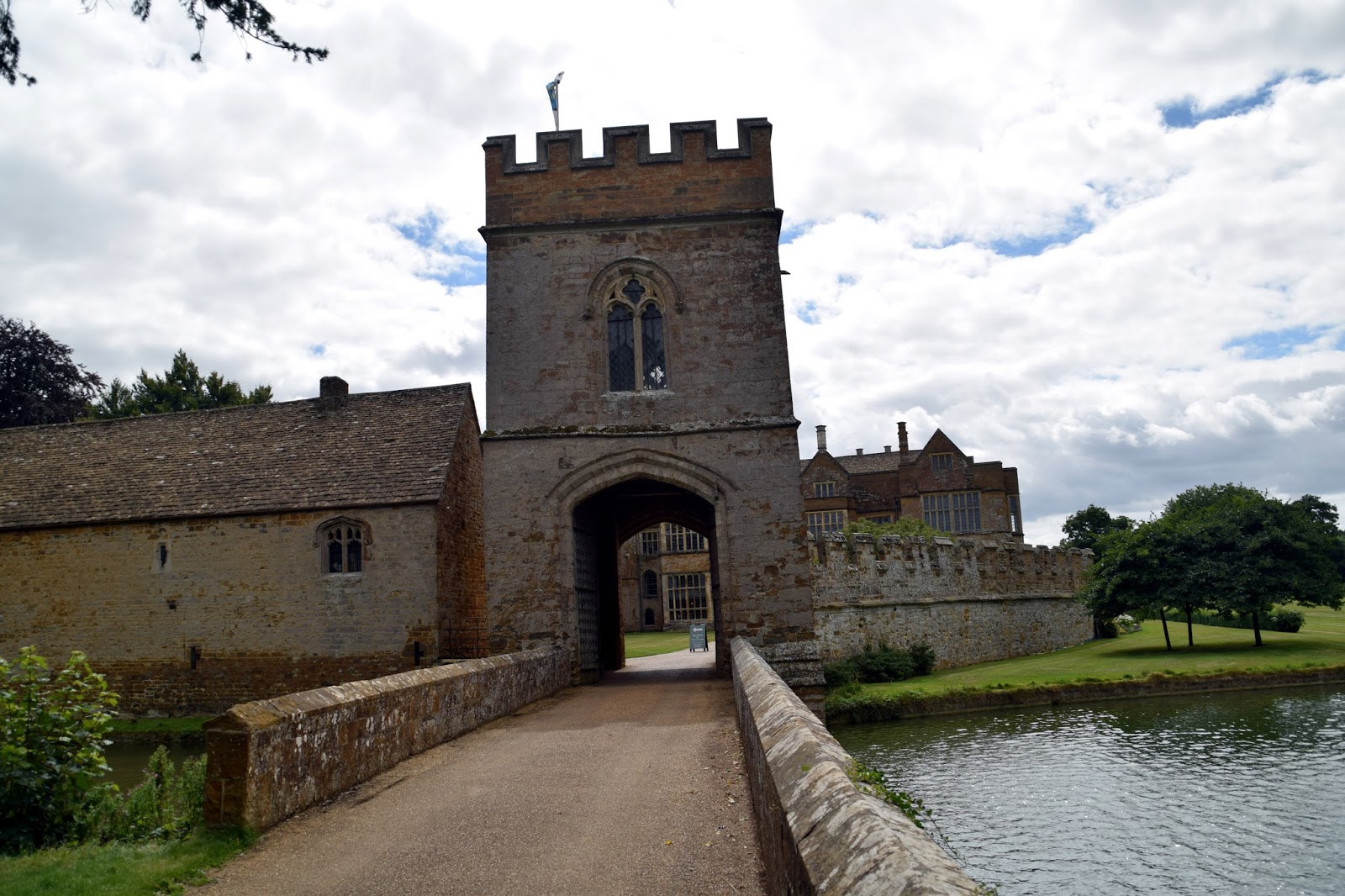 Enjoy your time with beautiful places: Broughton Castle
