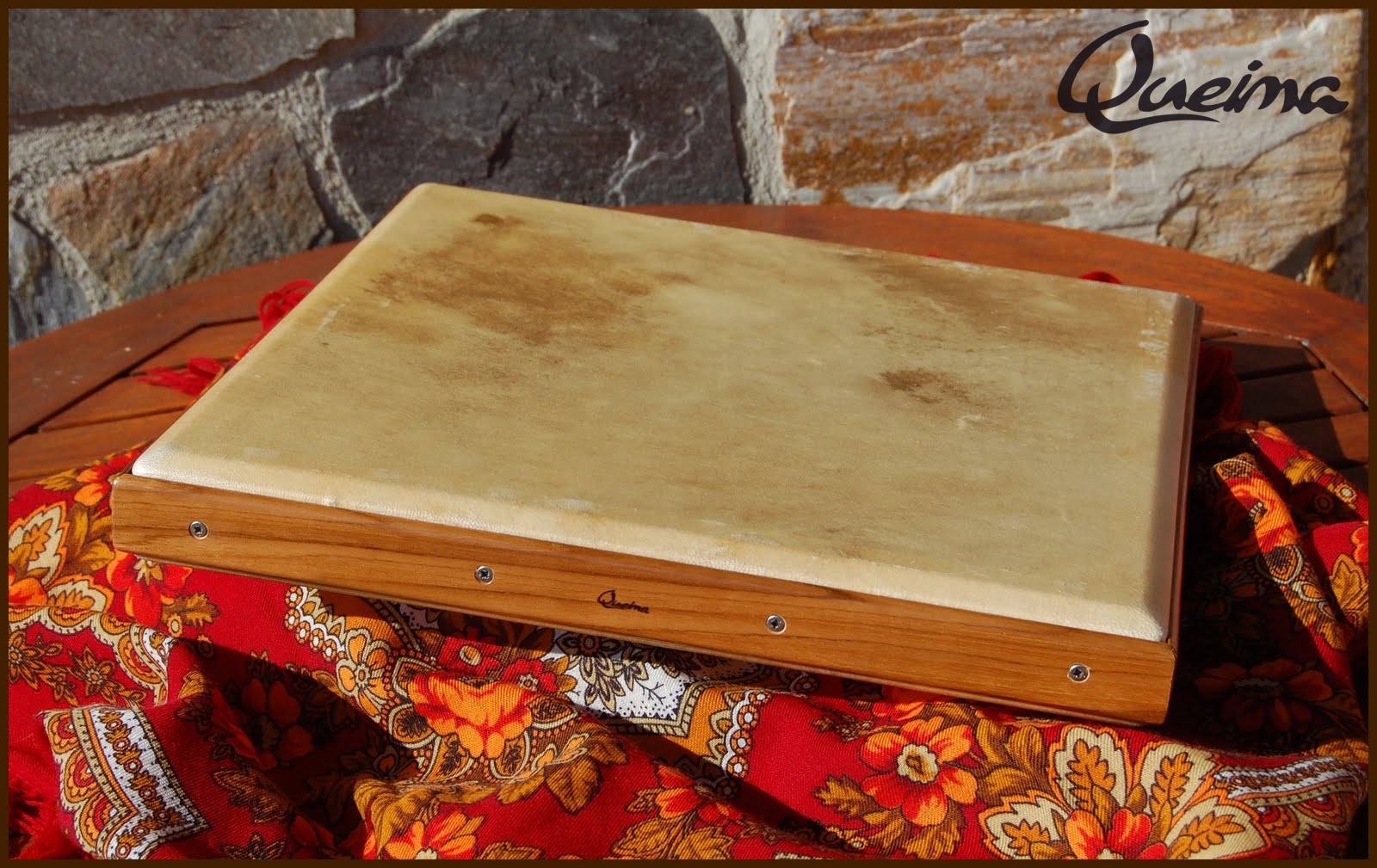 Instrumentos tradicionais: - Pandeiro