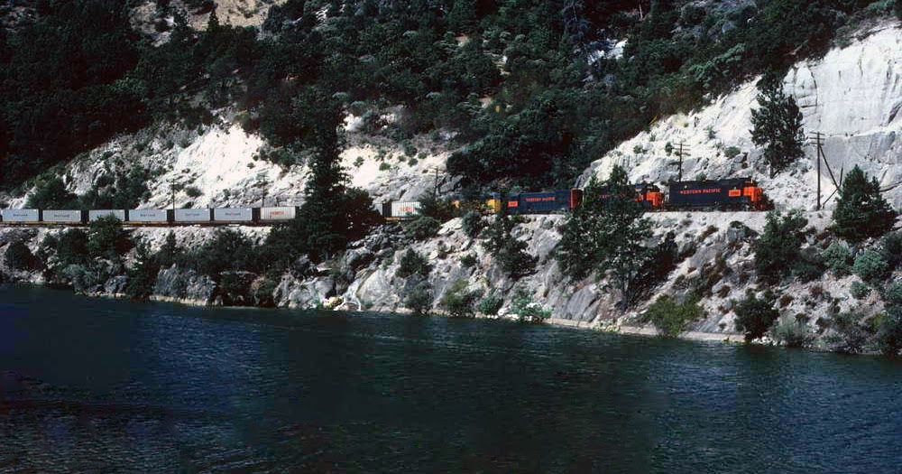 transpress nz: Western Pacific GP-40's in the Feather River Canyon, California