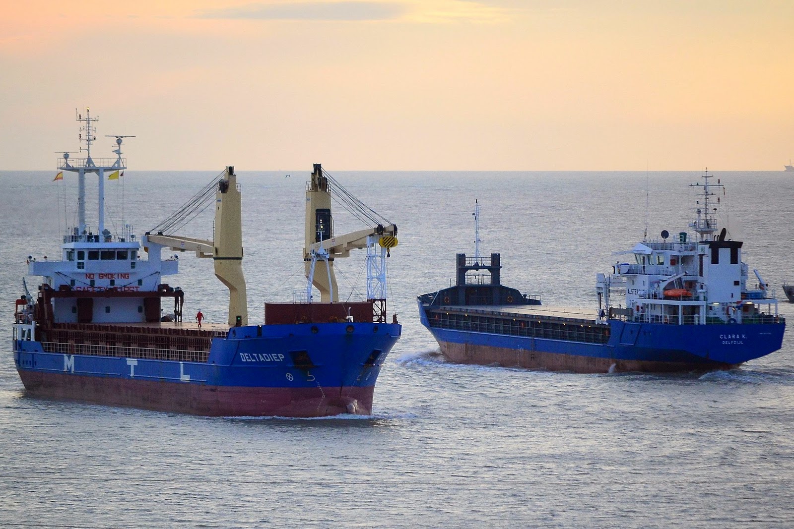 BUQUES MERCANTES A SU PASO POR SANLUCAR DE BARRAMEDA: CLARA K & DELTADIEP