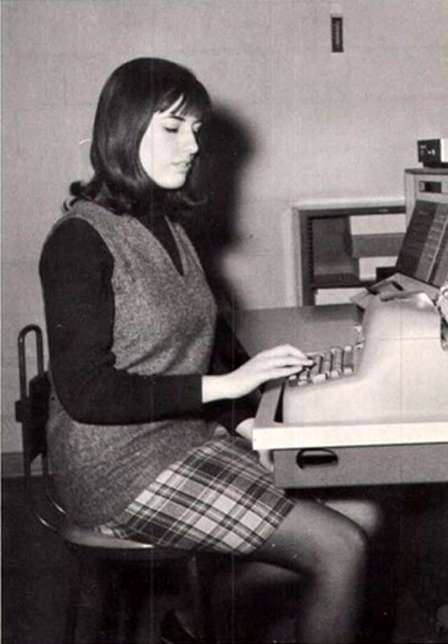 Before Computer: Here Is What People Worked With Their Typewriters in ...