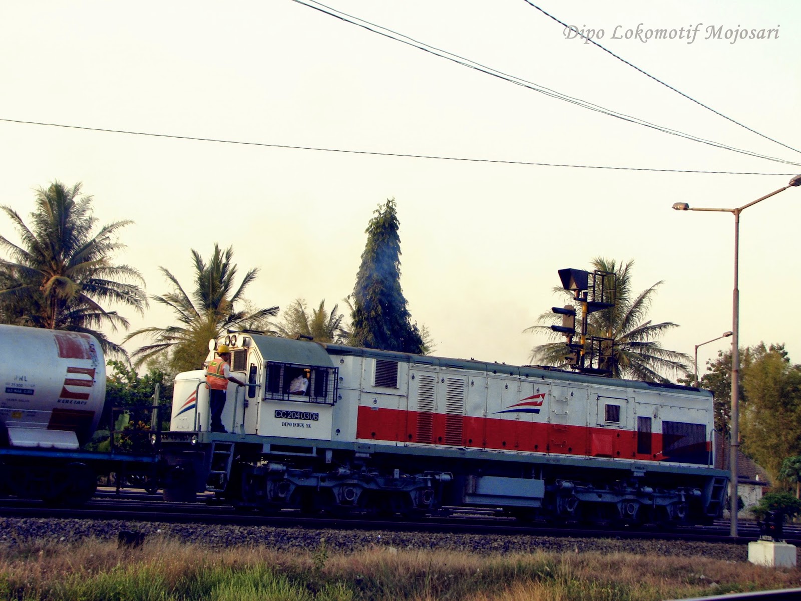 Kereta Api Indonesia: Lokomotif CC204 Melangsir Rangkaian Ketel Menuju ...