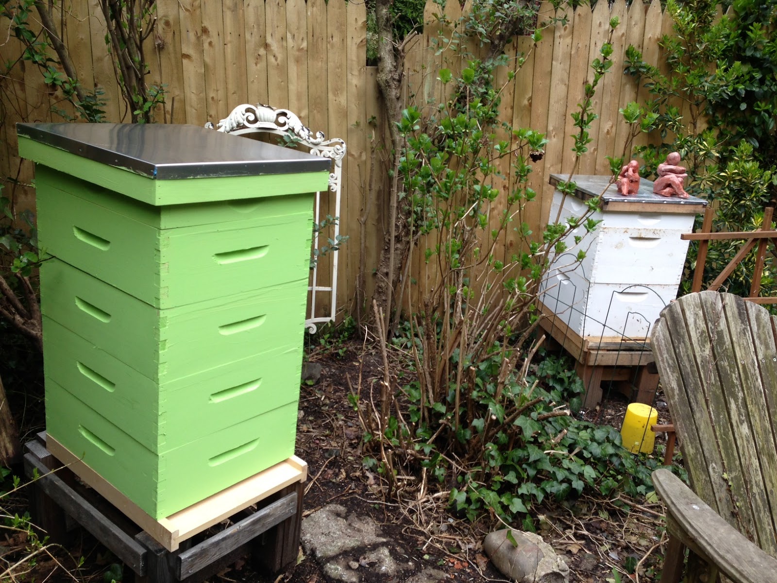 gardening in the boroughs of nyc: Bee-zy, Bee-zy, Bee-zy April!