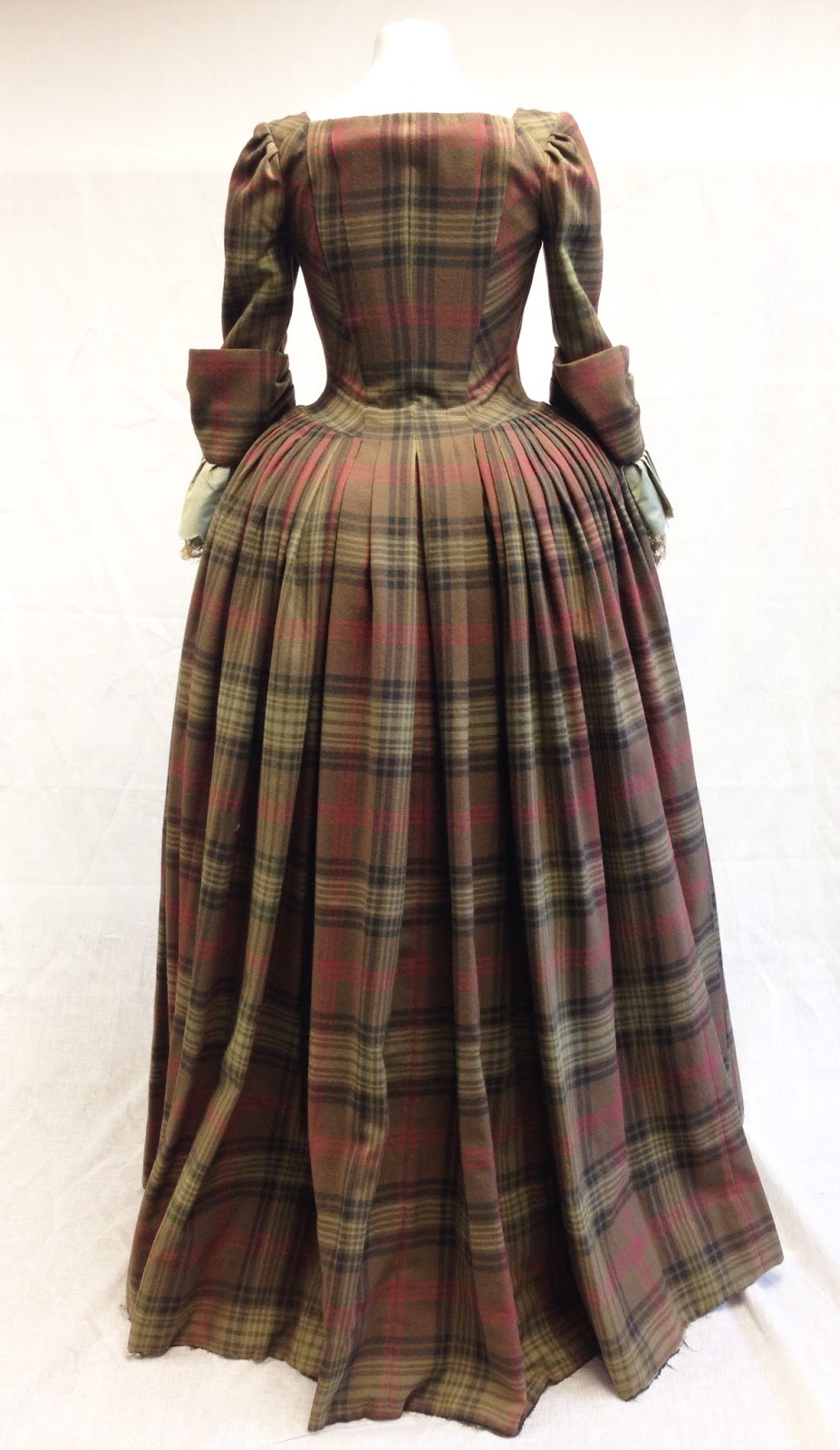 Maggie's Costume Wardrobe: Outlander "The Gathering" gown