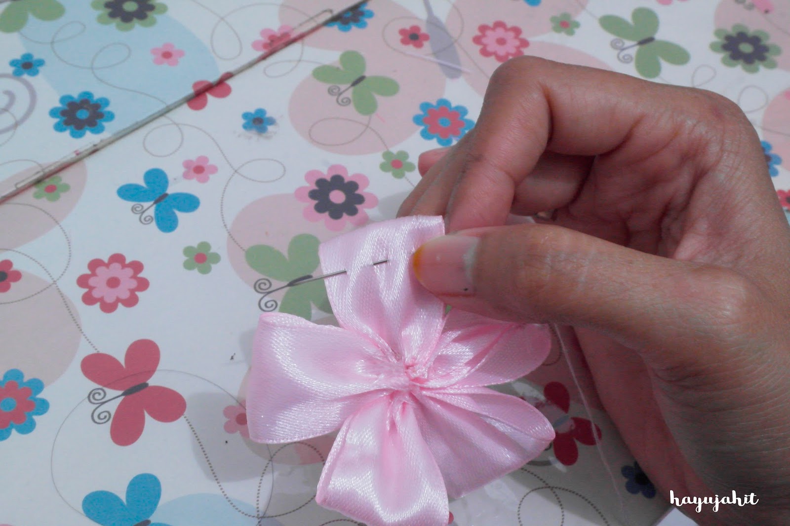 Tutorial Aplikasi Bunga Ukuran Medium Dari Pita Satin Polos-First ...