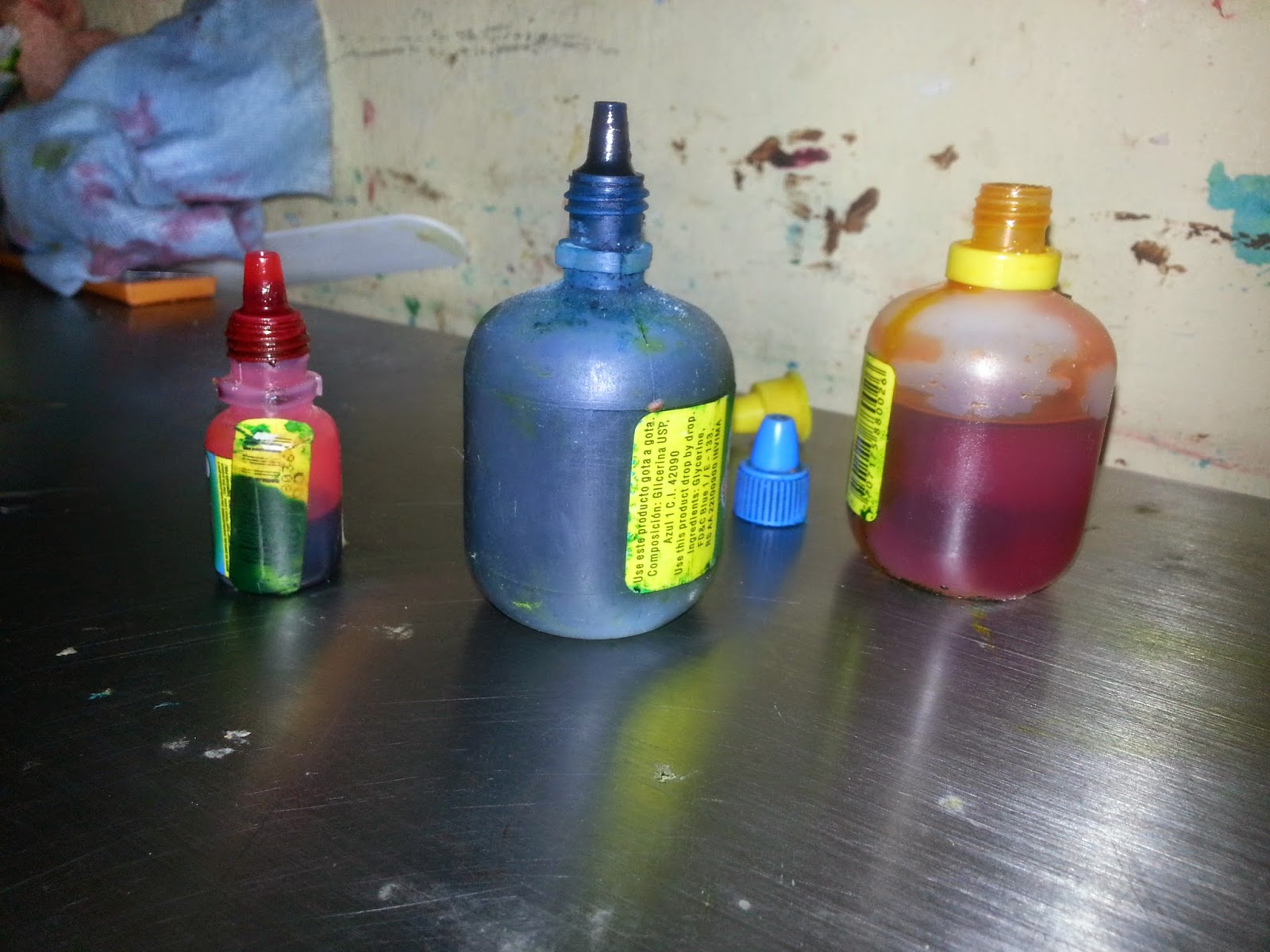 Experimento Explosión de color con leche, colorante y jabón.