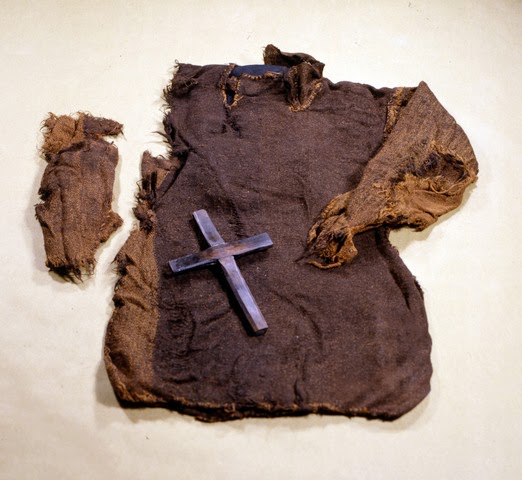 Petras textila resa: Guddaltunikan(10-1100-tal), den med krage. The ...