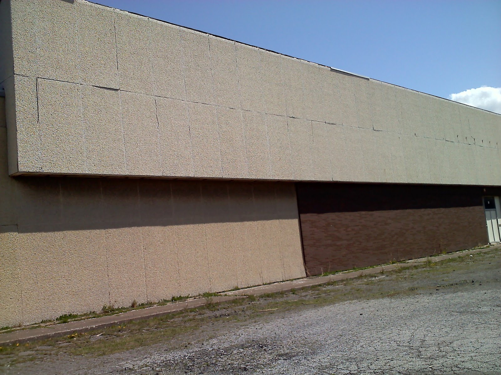 Dead and Dying retail: Former Giant Tiger / Gaylord's in Lorain, Ohio