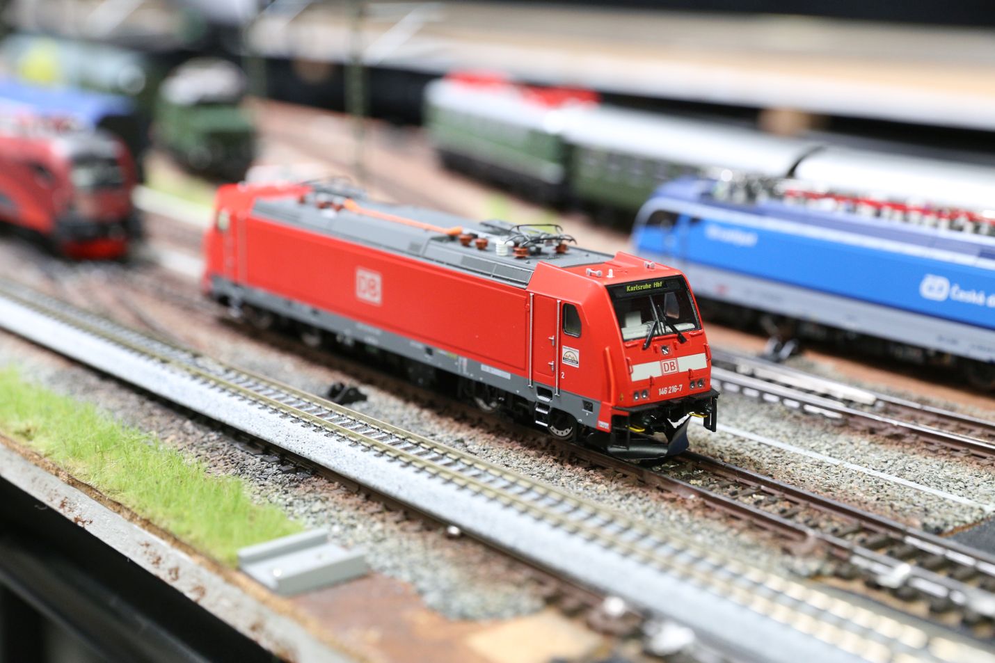 Rh1116 Taurusと比べるとBR146.2 Traxxはほぼ同じ大きさ。