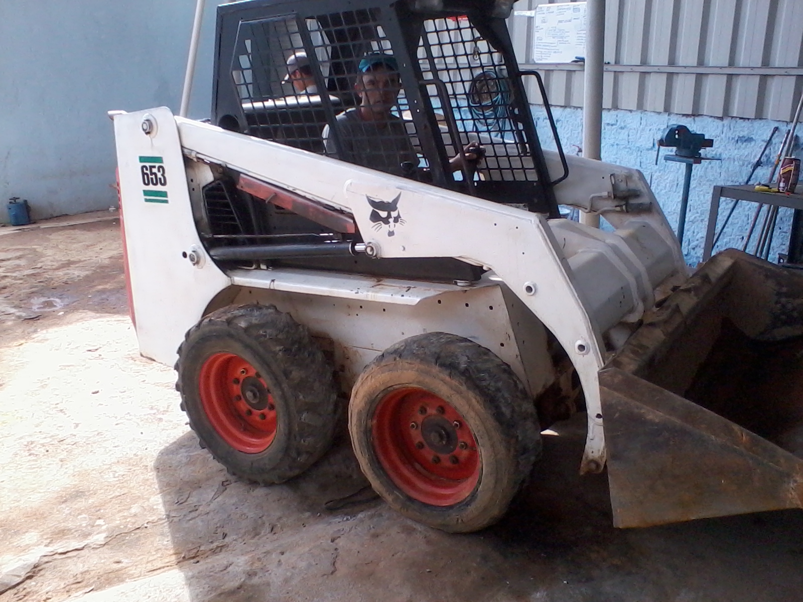 Sol da Terra Terraplenagem: VENDE-SE BOBCAT MOD.653