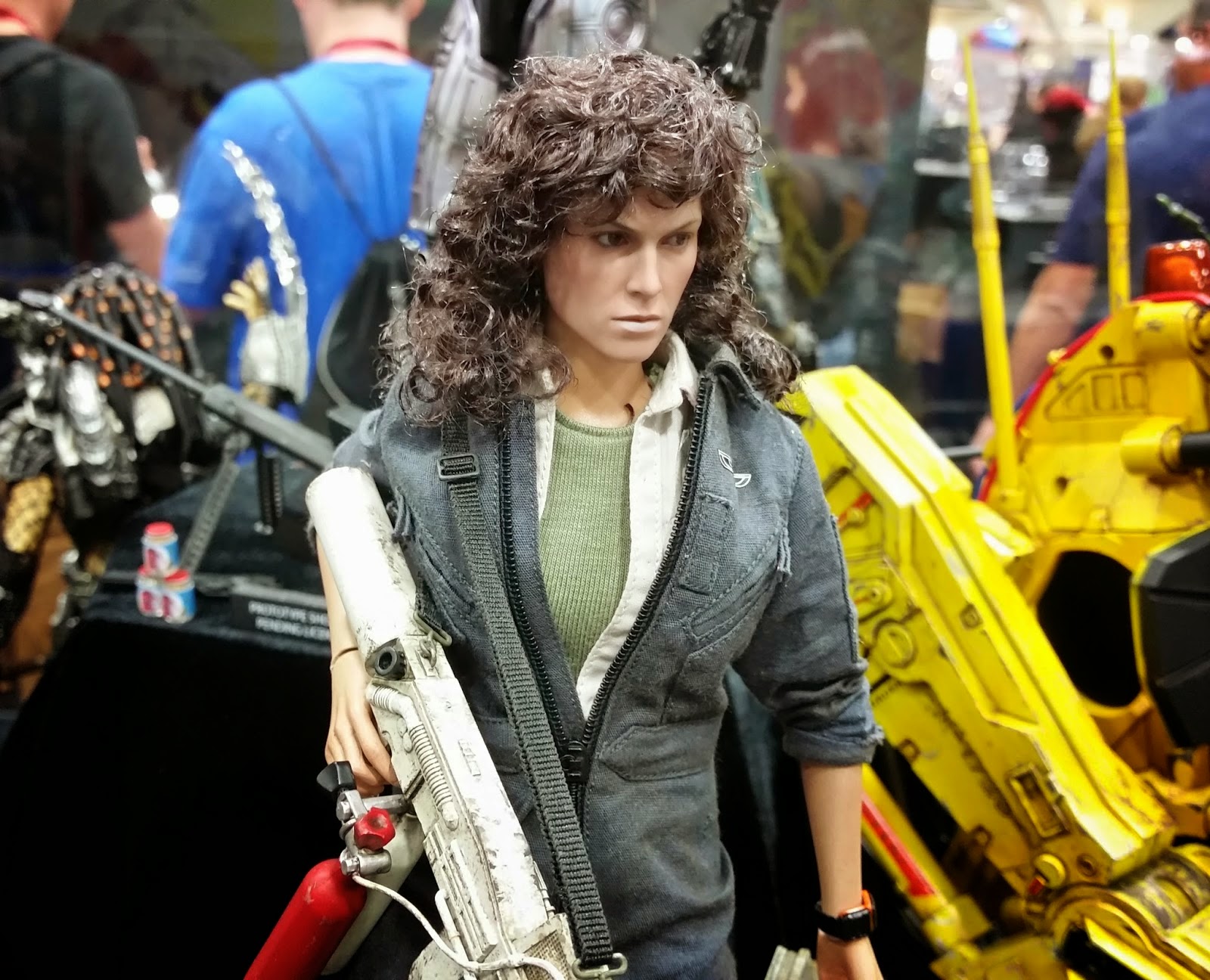 A R T I C U L A T E - M E: Hot Toys 1/6 Scale Ellen Ripley & Power Loader