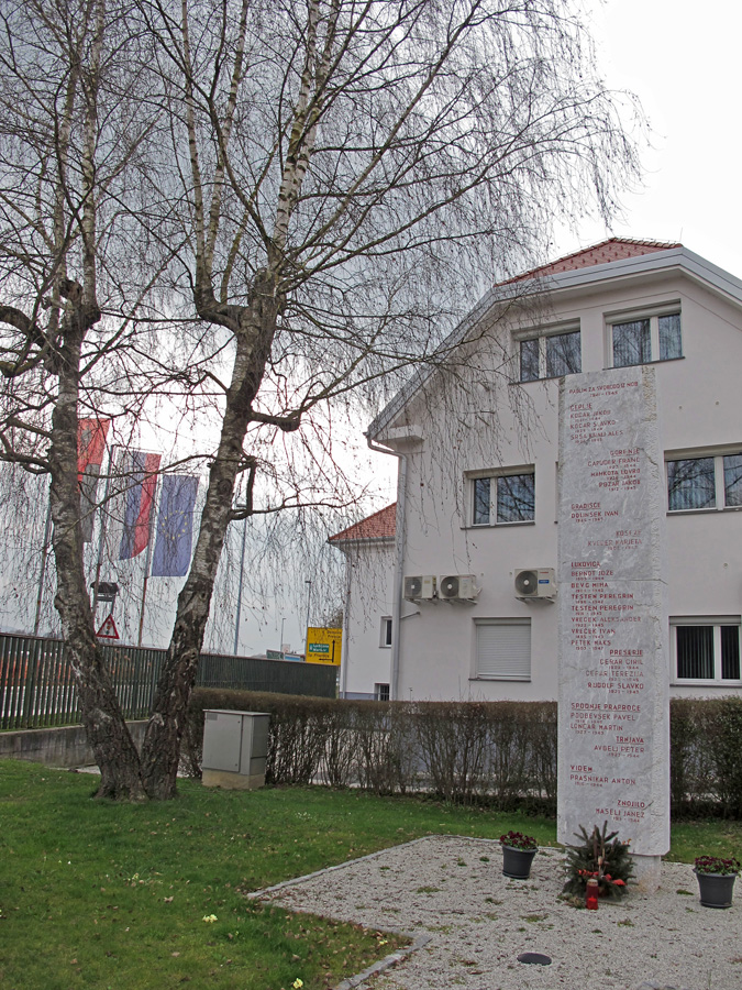 Simboli polpretekle zgodovine: LUKOVICA PRI DOMŽALAH - Spomenik NOB