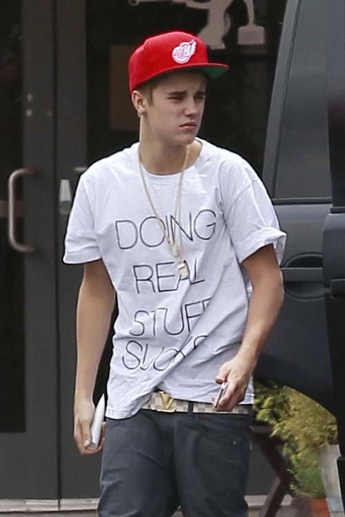 Justin Bieber with Cool Red Hat Picture's ~ Celebrity Pretty