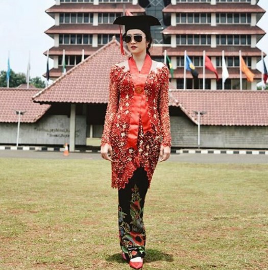 √ 42 Model Baju Wisuda yang Modern Kekinian Paling Elegan Terbaru ...